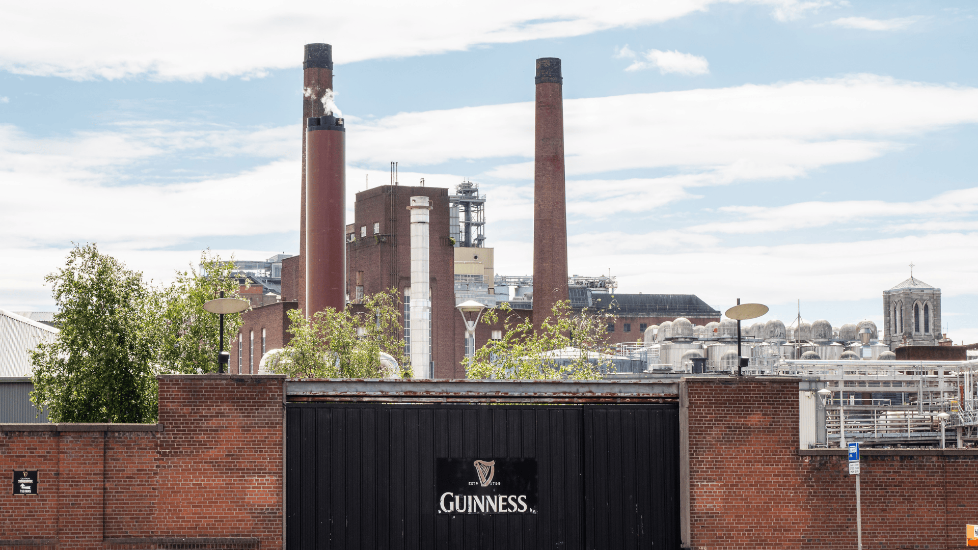 Cette série captivante, qui raconte l’histoire de l’empire Guinness ...