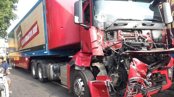 Truk Trailer Mercy Actros Gudang Garam Hancur Parah, Onderdil Kabin ...