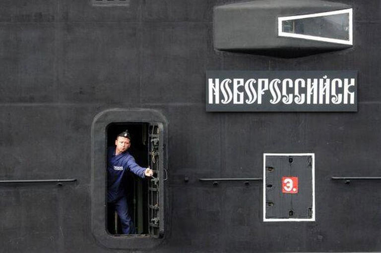 Putin's nuclear submarine risks exploding near NATO territory after ...