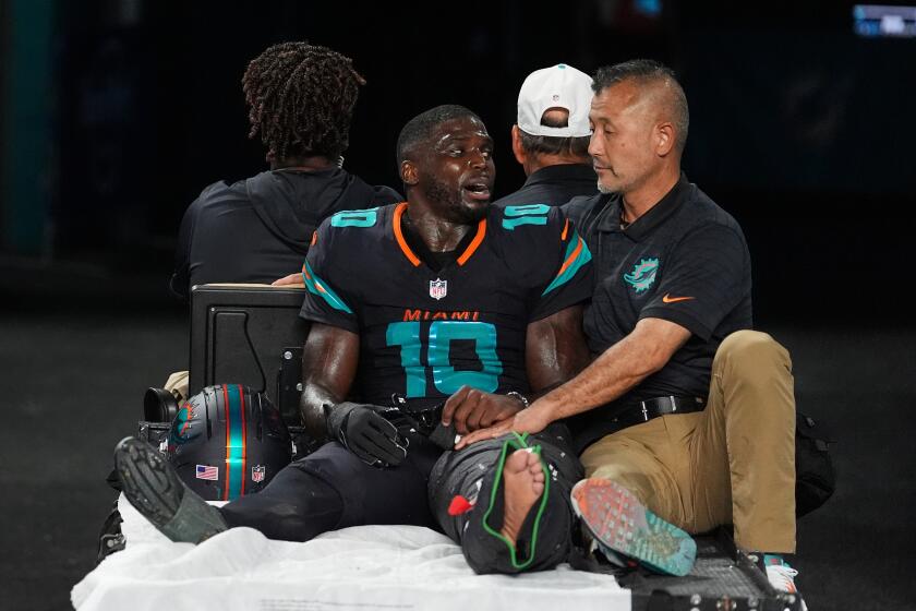 Tyreek Hill de Dolphins es trasladado al hospital con dislocación en la ...