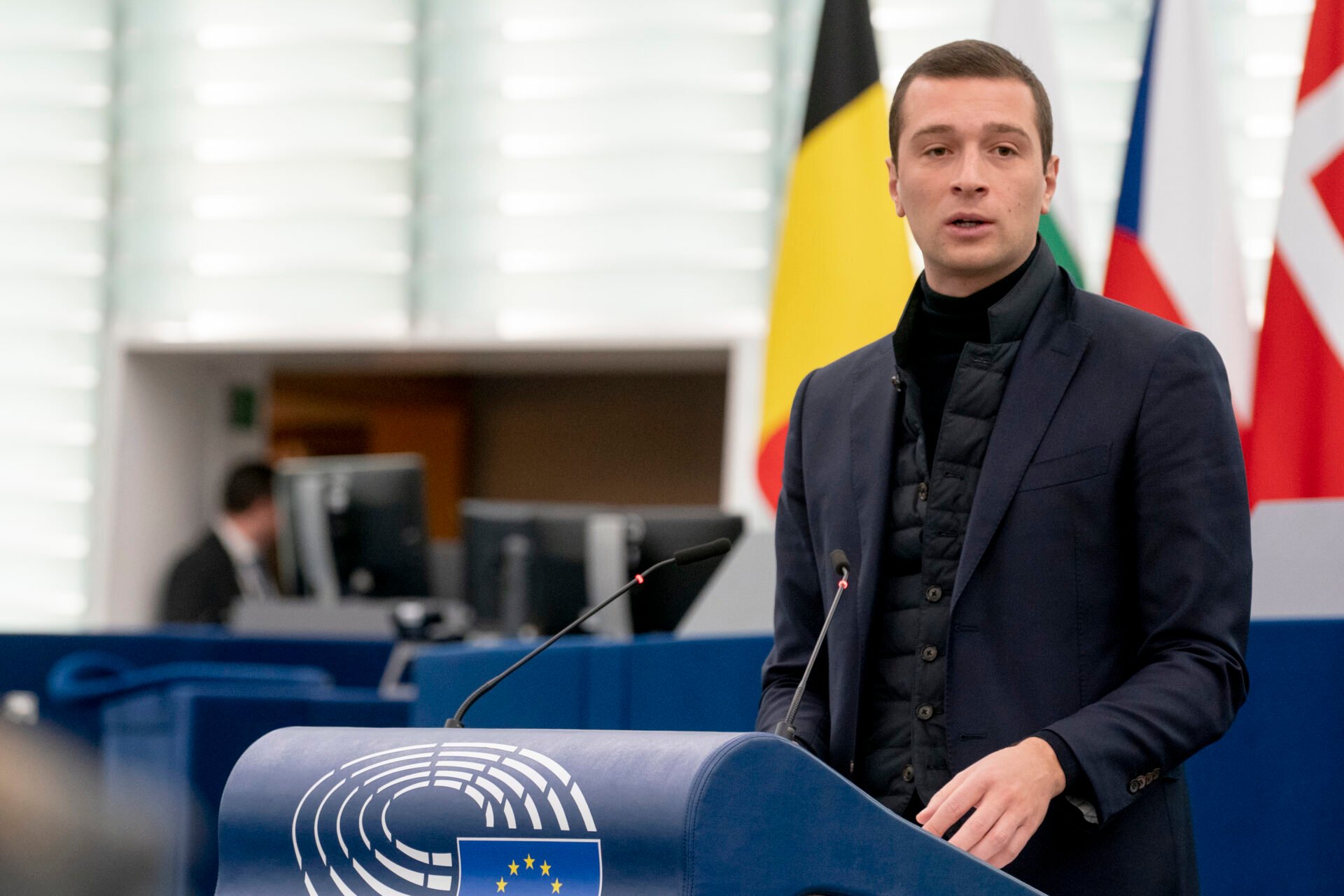 Μπαρντελά: «Η φον ντερ Λάιεν υπέγραψε την παράδοση της Ευρώπης στον Τραμπ»