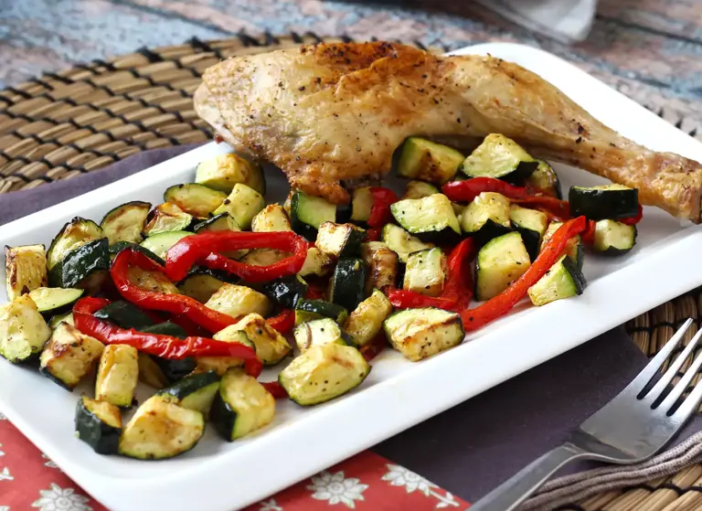 Chicken with peppers and zucchini in air fryer: ready in 20 minutes!