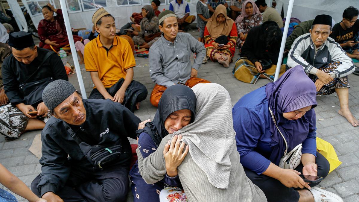 Indonesia cierra el rescate en la escuela derrumbada con un balance de 67 muertos