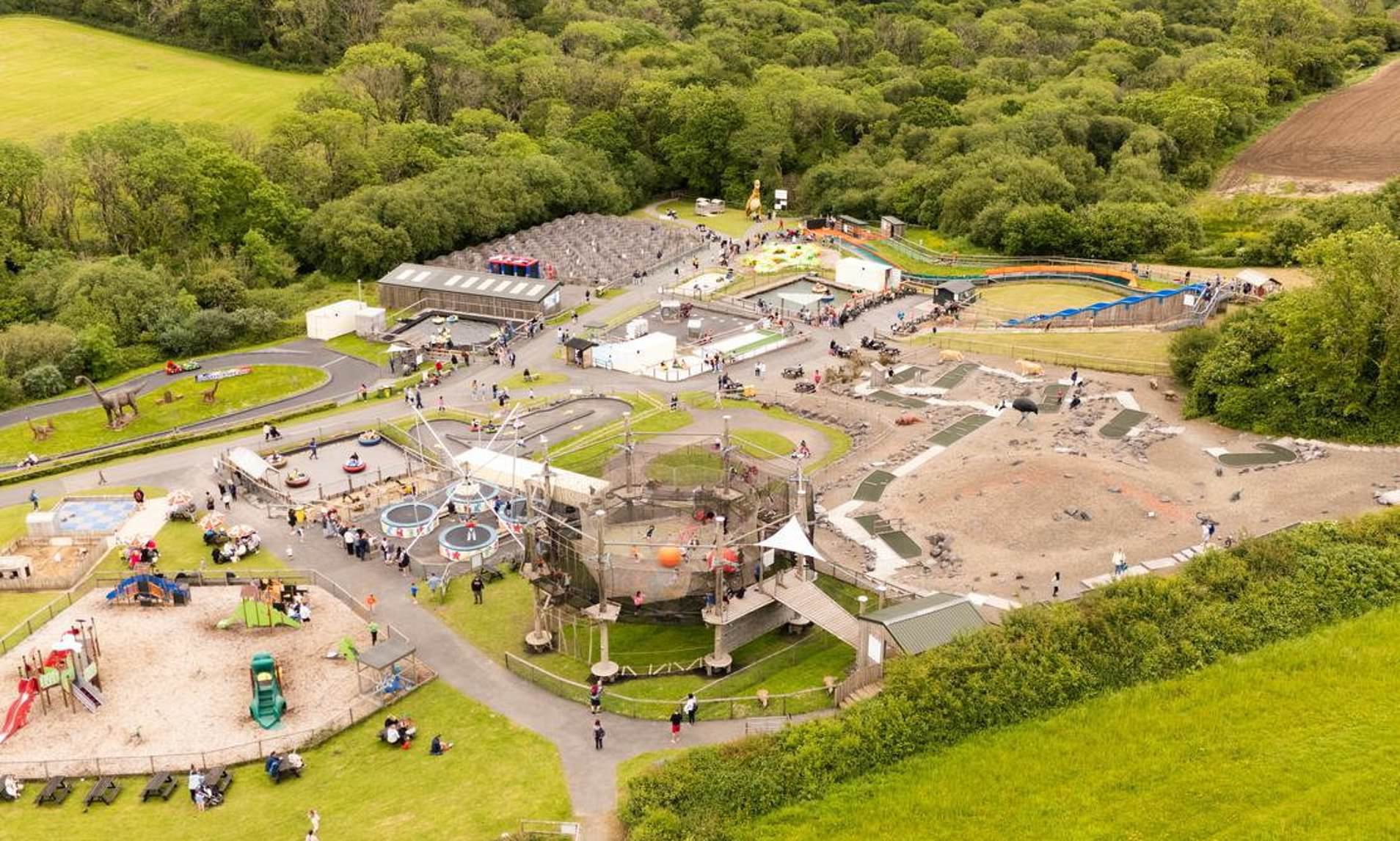 Huge UK theme park with 36 rides goes up for sale - and over 60,000 ...