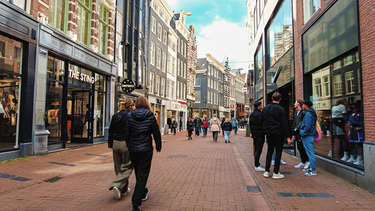 Paseo a pie por el centro nublado de Ámsterdam