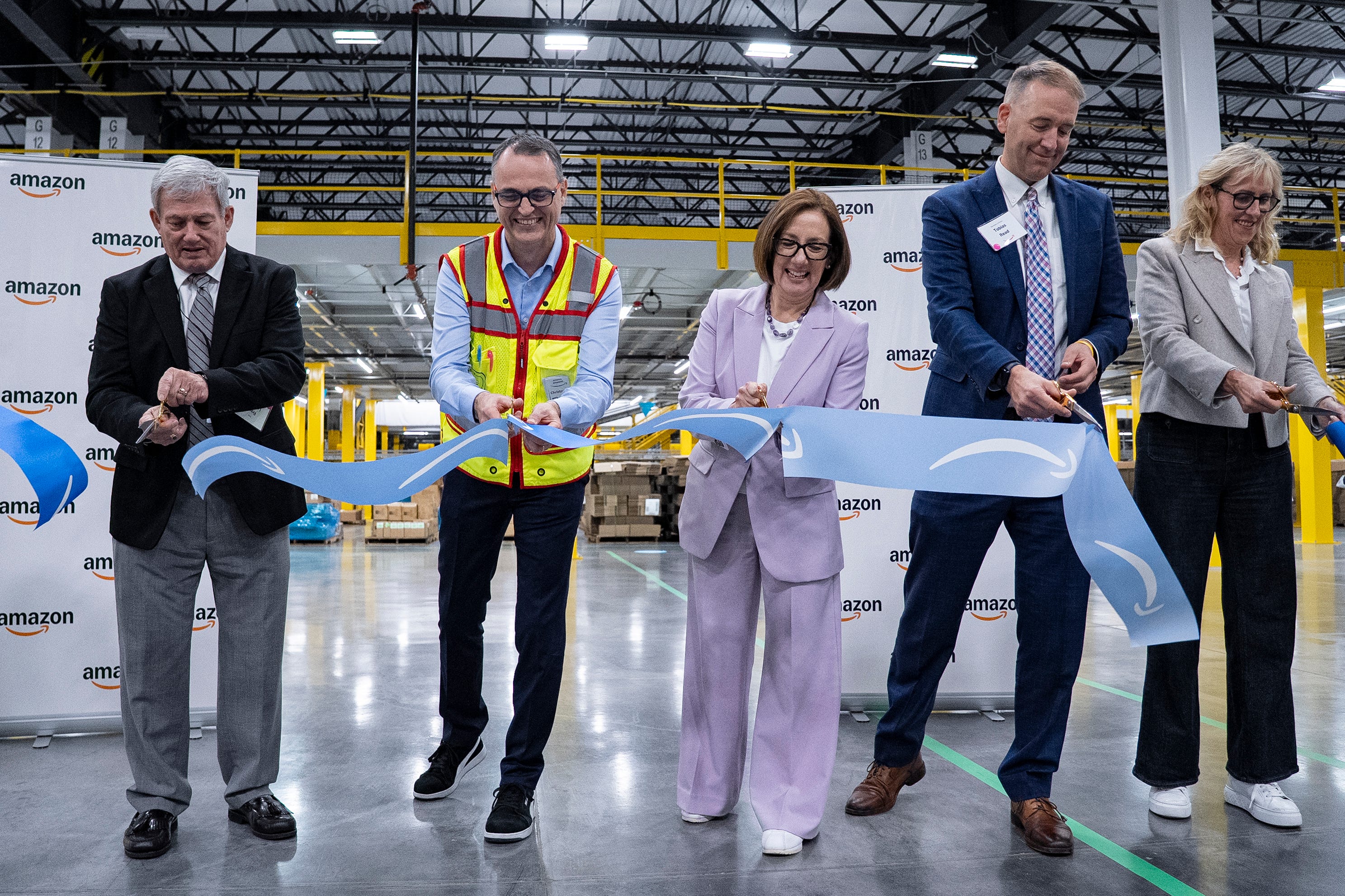 How robots help Amazon employees at Woodburn distribution center find ...