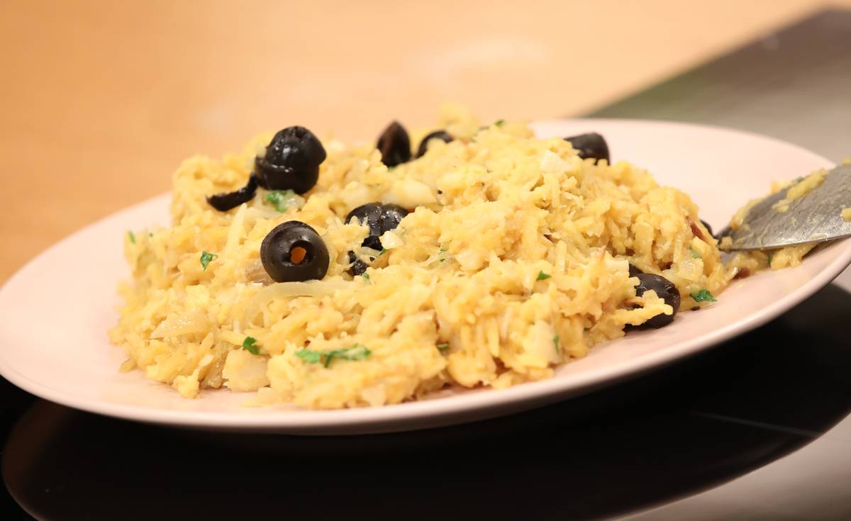 Experimente este ingrediente secreto e prepare um Bacalhau à Brás ...