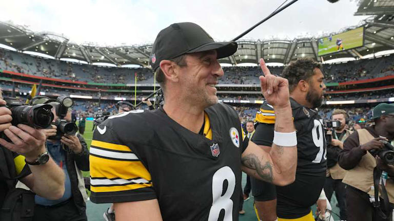 Tom Brady Reacts to Steelers' Aaron Rodgers