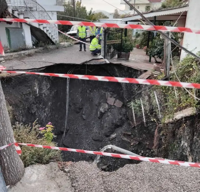Άνοιξε "κρατήρας" μπροστά από σπίτια σε χωριό του Αγρινίου - Φωτογραφίες
