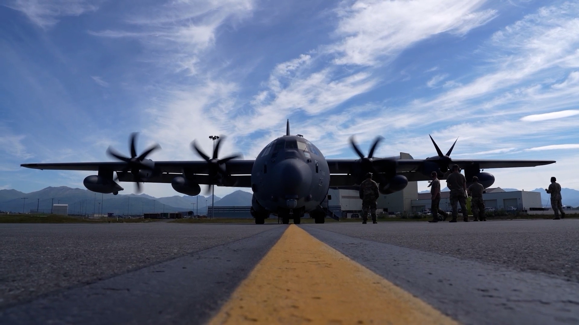 Chargement de matériel par l'US Air Force dans un MC-130 Commando II
