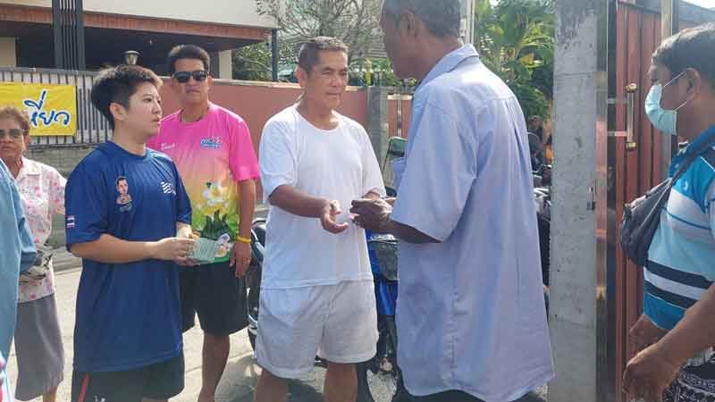 2พ่อลูก เศรษฐีผู้ใจบุญ บางแสน เปิดบ้านแจกเงิน วันพระใหญ่ ชาวบ้านแห่มากันแน่นซอย