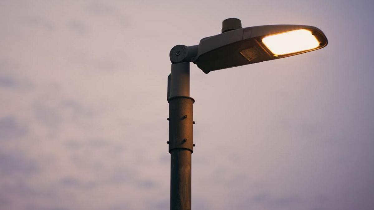 Researchers are Retrofitting Street lights into EV Chargers