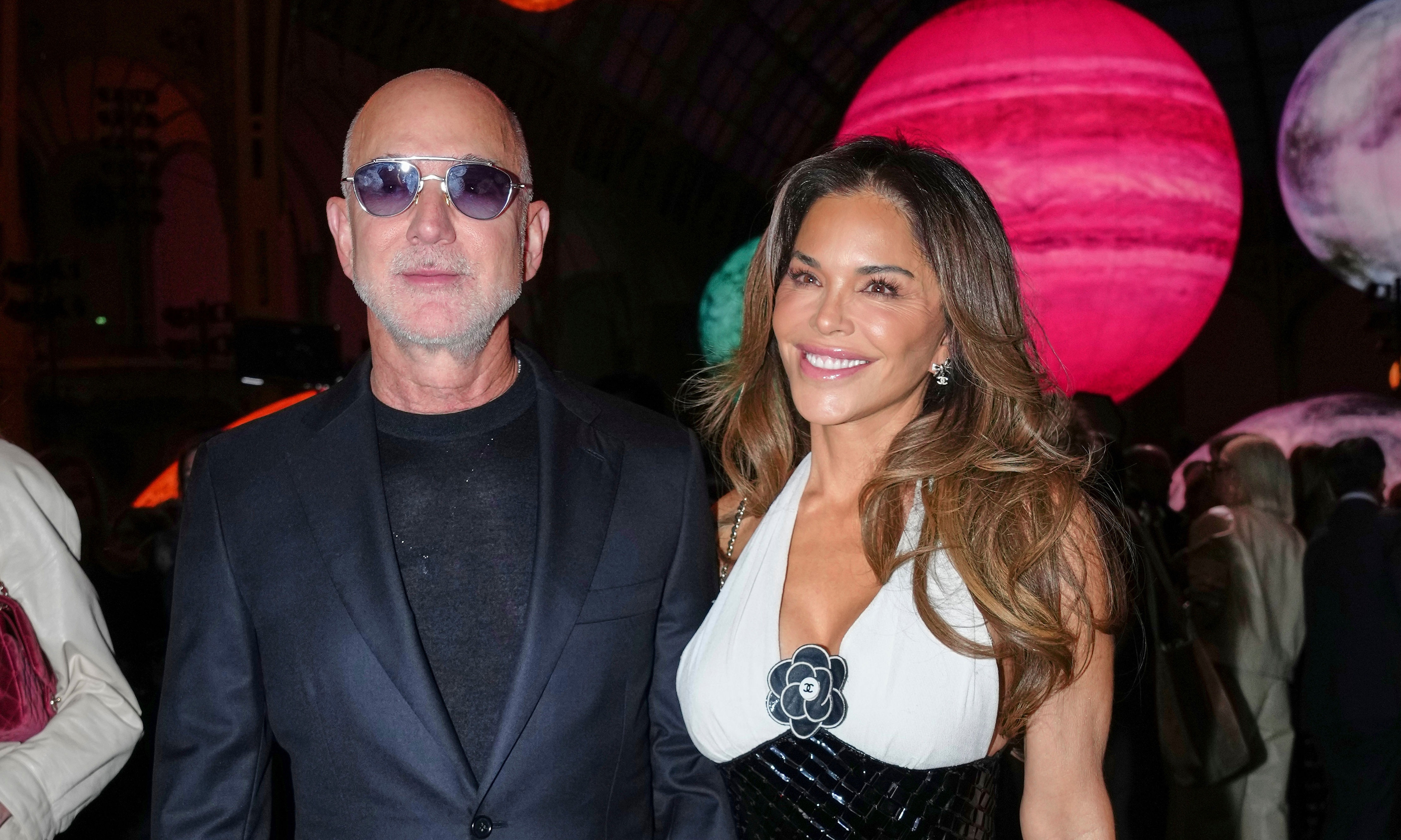 World’s 4th-richest billionaire Jeff Bezos and wife Lauren Sánchez step ...