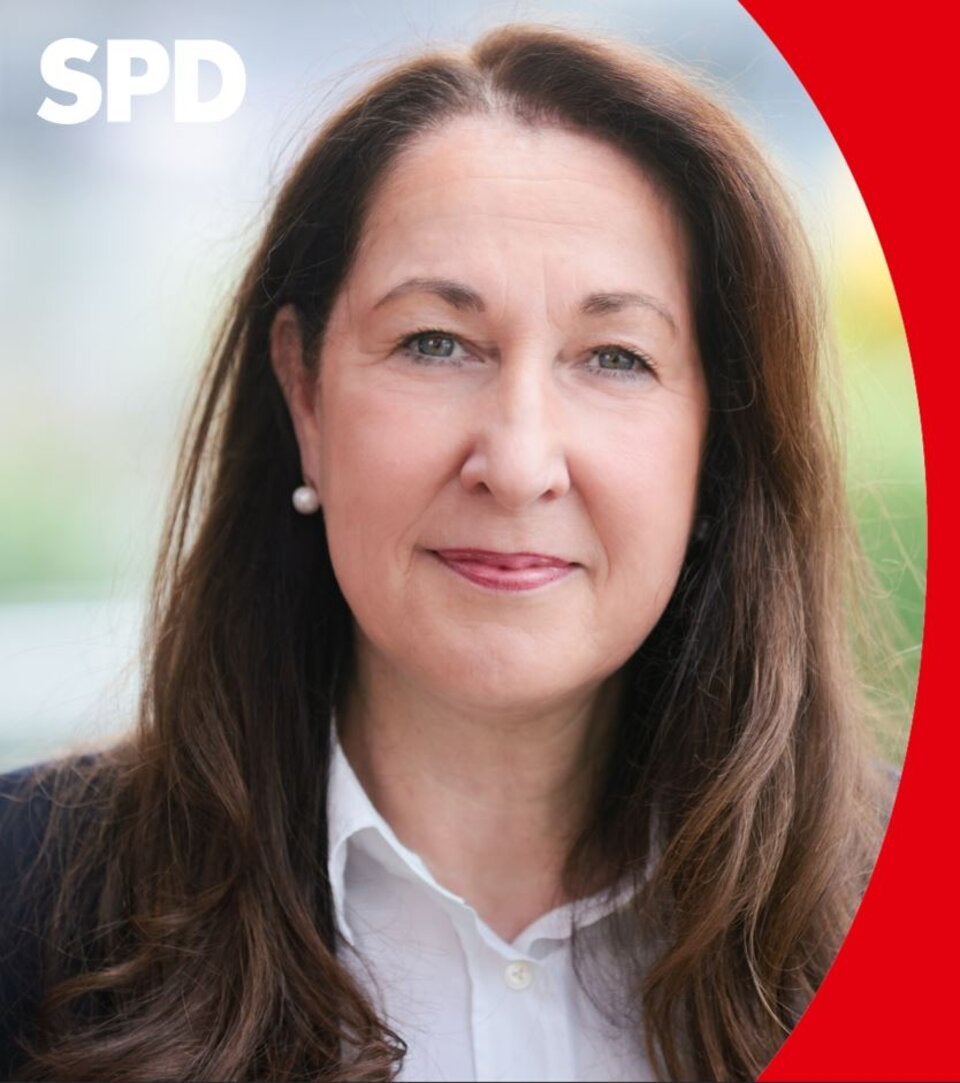 Vor eigenem Haus: Sozialdemokratische Bürgermeisterin niedergestochen