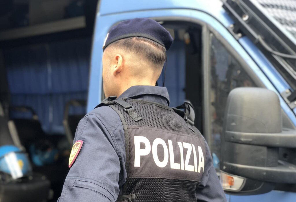 Spedizione punitiva a colpi di machete e caschi: 4 in manette a Firenze