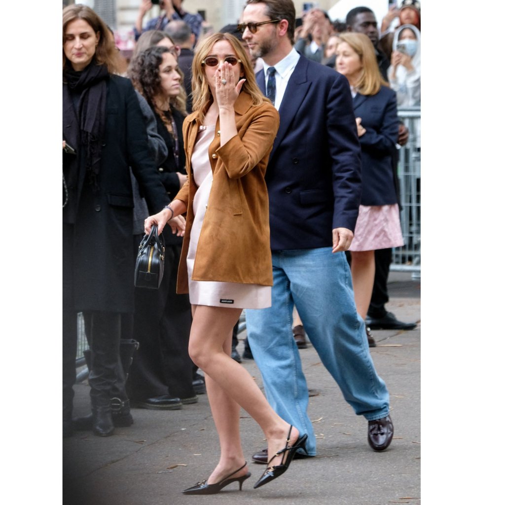 Repérée à la Fashion Week de Paris, Emma Watson porte la veste de mi ...