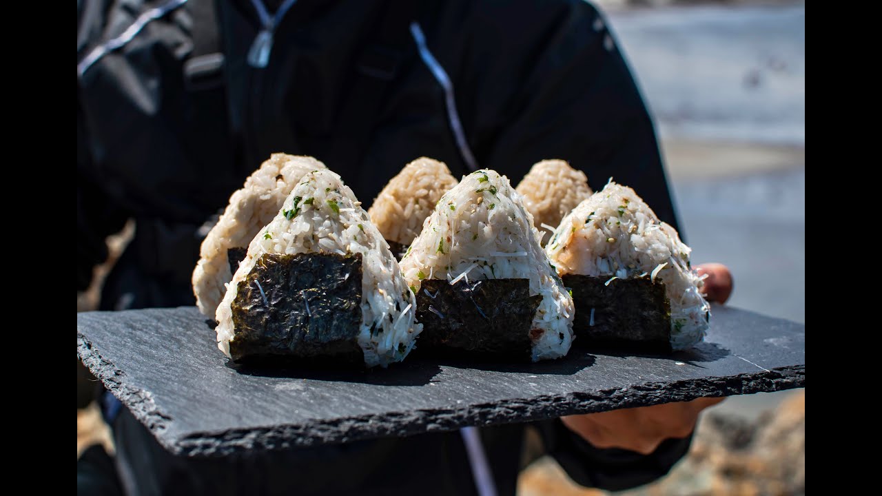 Catching fish under huge boulders! Catch and cook onigiri!