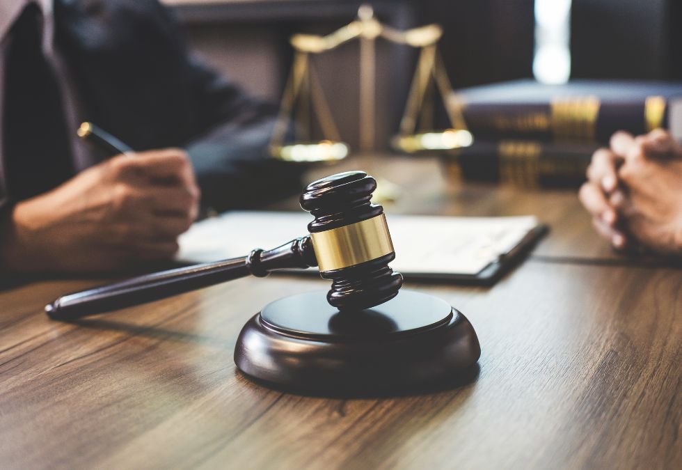 31 Lawyer Jokes That Any Jury Would Agree Are Hilarious
