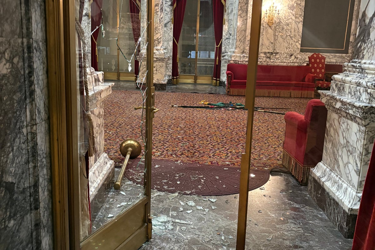 Vandal caught on camera trashing Washington State capitol building