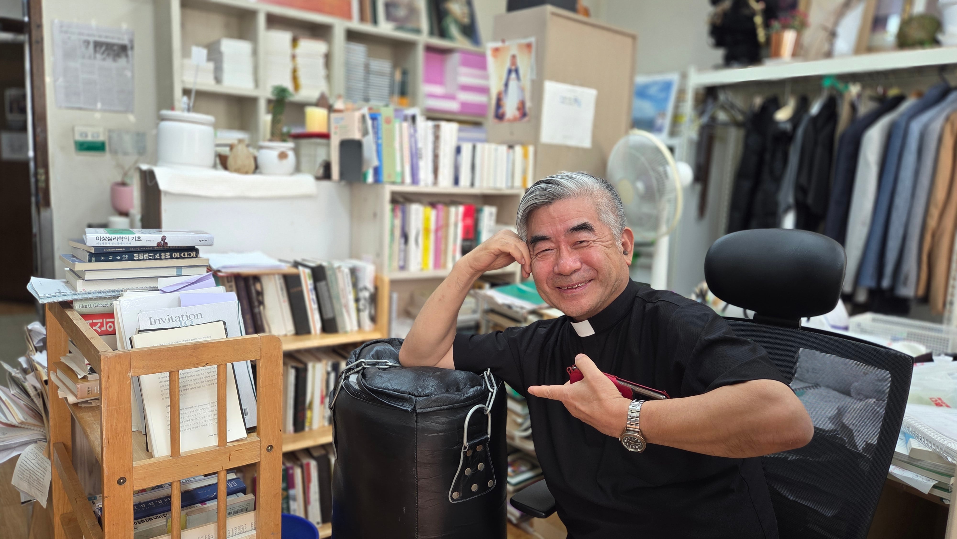 Priest Hong Seong-nam Befriends Sandbag in Stress-Relief Journey