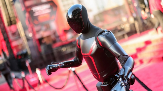 Il robot Tesla stupisce Jared Leto sul red carpet prima del film