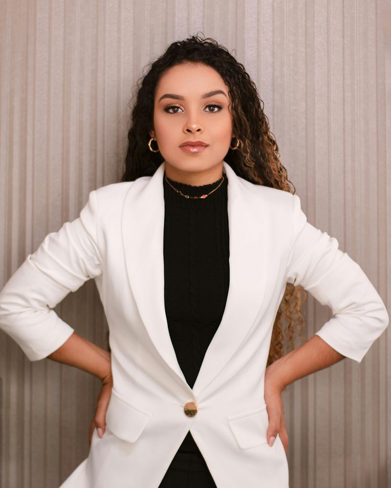 13 Subtle Behaviors That Instantly Make Women Appear Strong and Confident