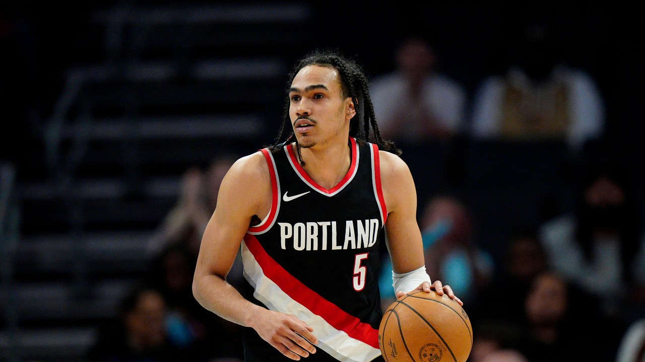 Mavericks sign Canadian guard Dalano Banton