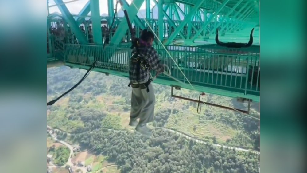 High-altitude thrill in China: bungee jumping from the Huajiang Bridge