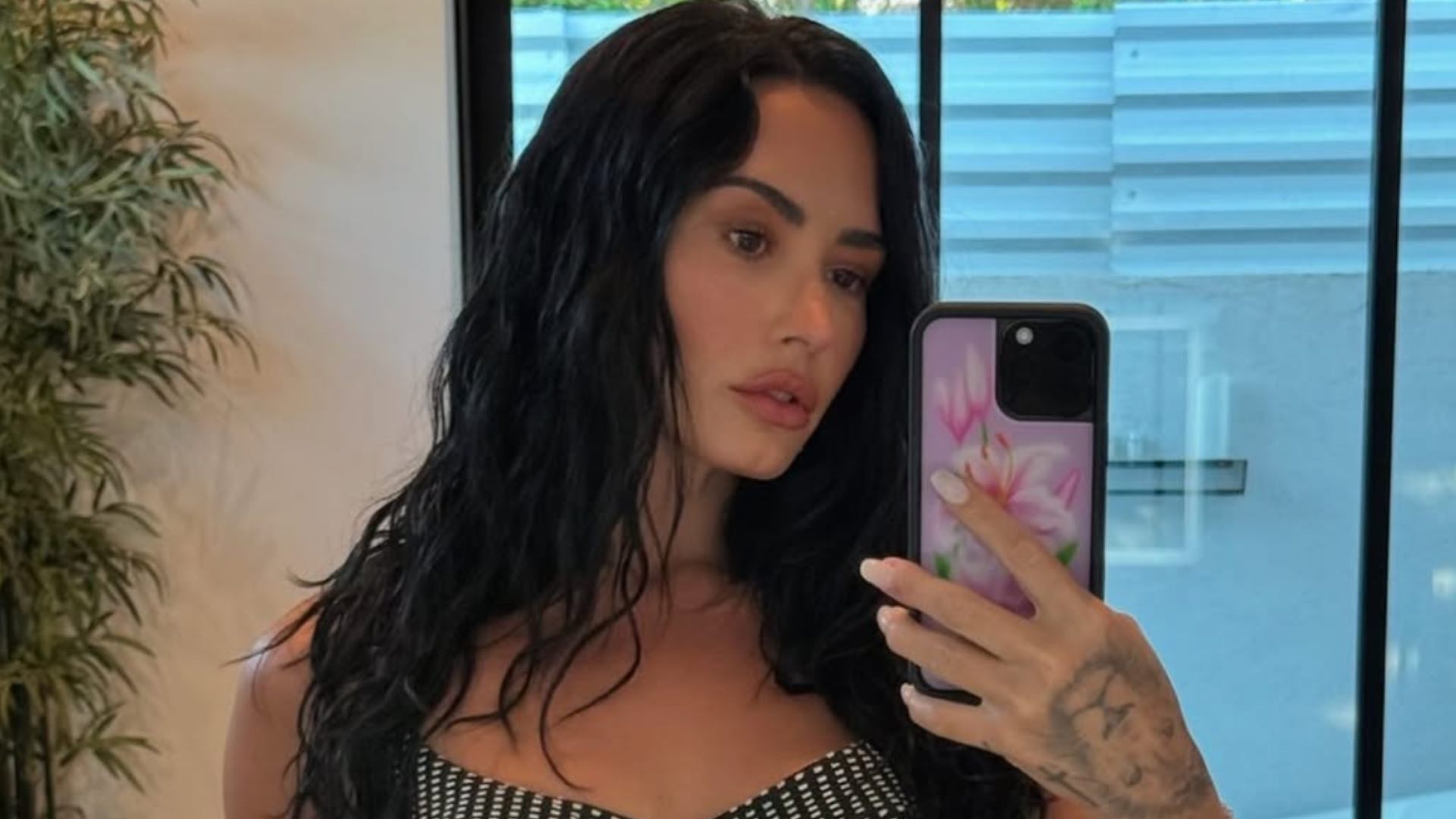 Demi Lovato anda sem calças pelas ruas de Paris e seu visual está ...