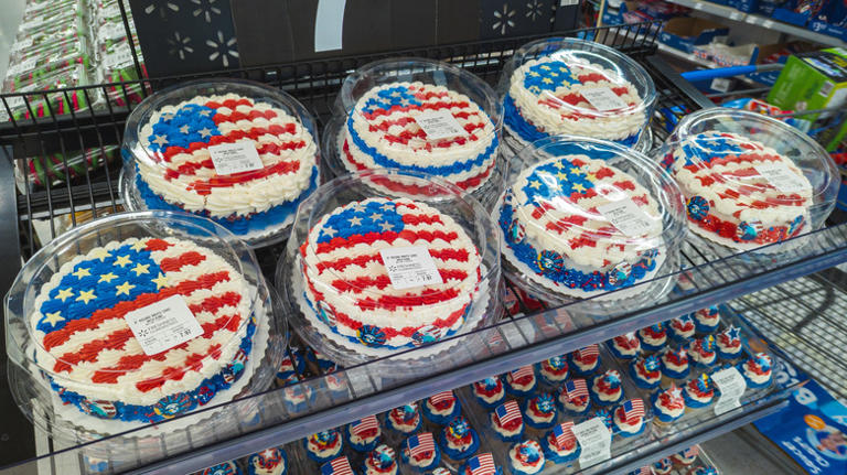 Before Ordering From Walmart's Bakery, You Should Know This About Its Cakes