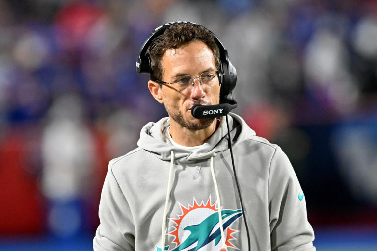 Mike McDaniel sends warning to Dolphins after meeting with team owner