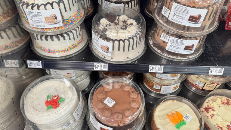 Before Ordering From Walmart's Bakery, You Should Know This About Its Cakes