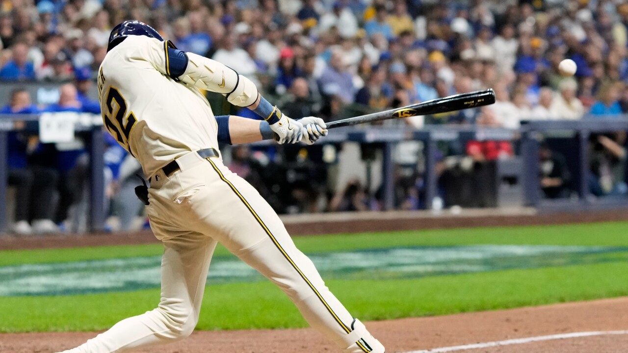 Brewers bats power past Cubs 7-3 to take 2-0 lead in NLDS