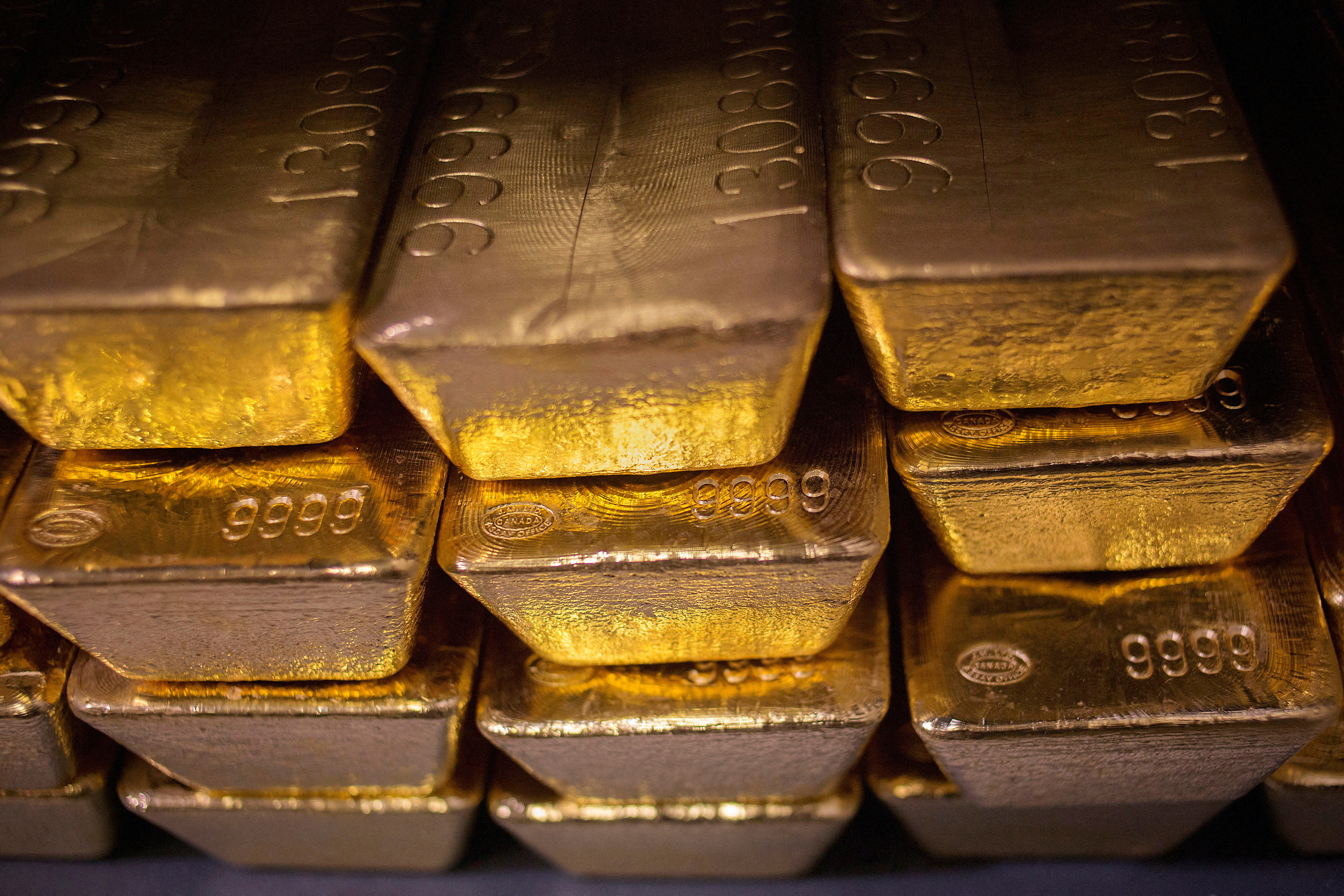 Gold soars above $4,000 as ETFs see strongest quarter on record