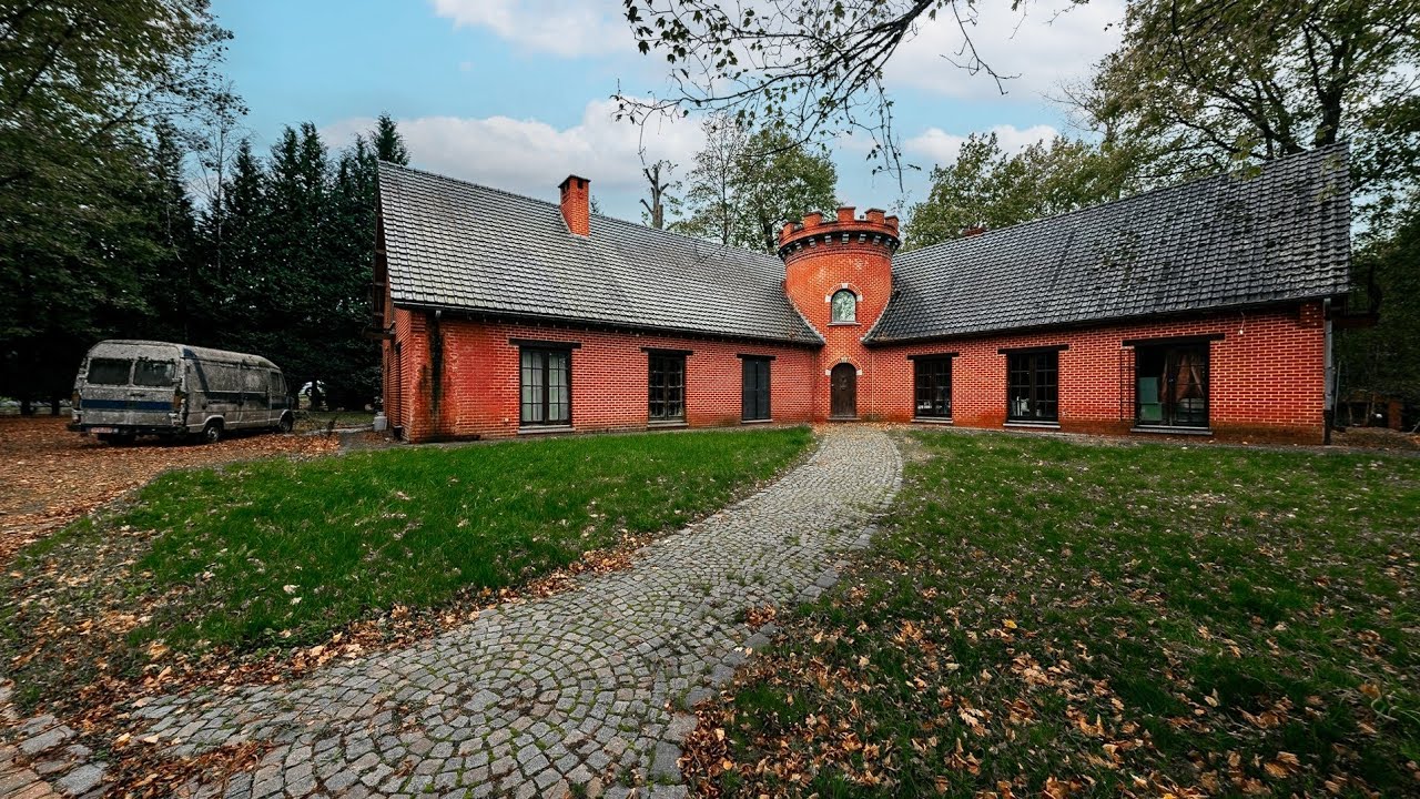 Exploring the abandoned Playboy Mansion with a Mercedes left behind ...