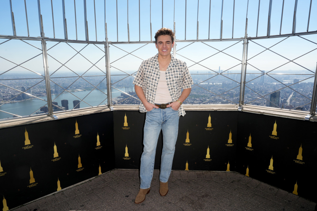 Former Pop Heartthrob Looks Nearly Unrecognizable in Rare NYC Sighting