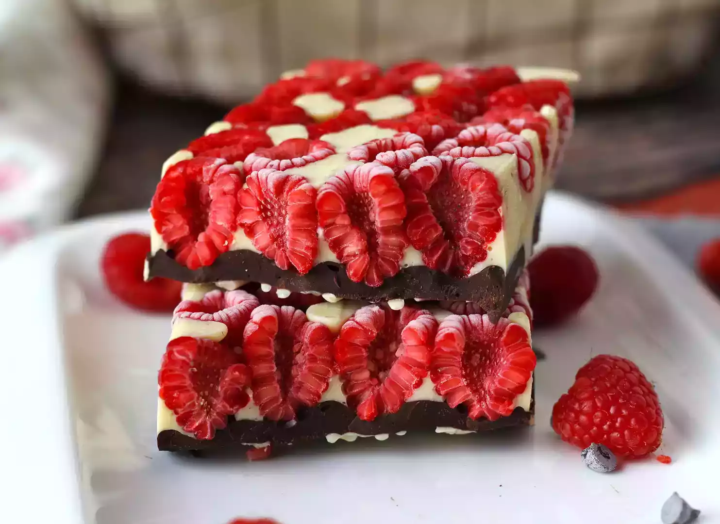 Franui-style chocolate bar with raspberries, white and dark chocolate!