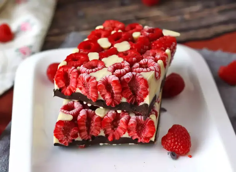 Franui-style chocolate bar with raspberries, white and dark chocolate!
