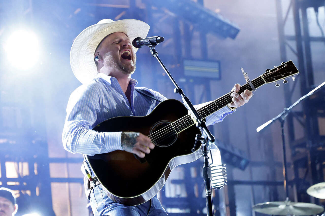 Texan country star cancels tour after health issues