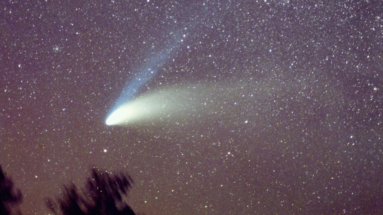 Hale-Bopp: the record comet that dazzled Earth for 569 days