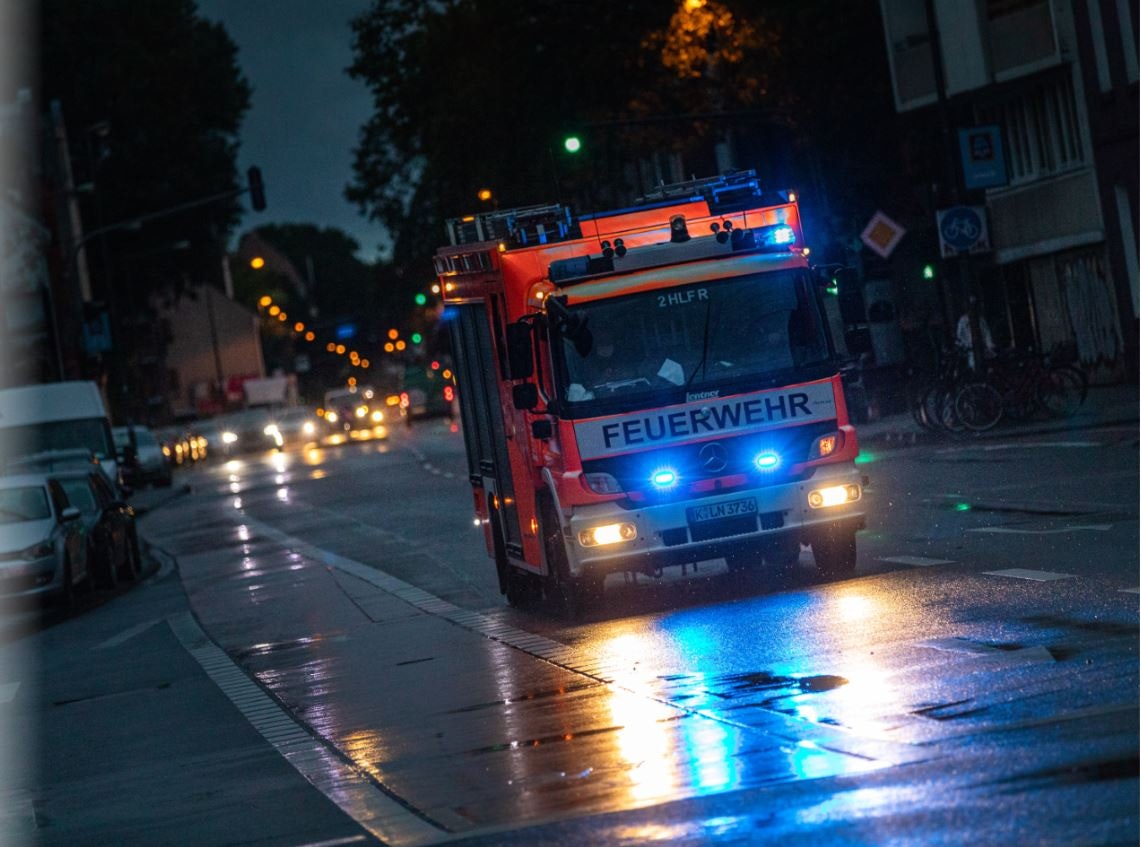Großbrand in Düsseldorf: Anbau von Wohnhaus in Hubbelrath brennt ...