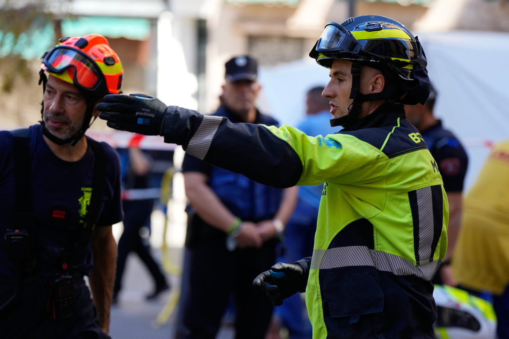 Building collapse in central Madrid kills 2 workers, 2 more missing in ...