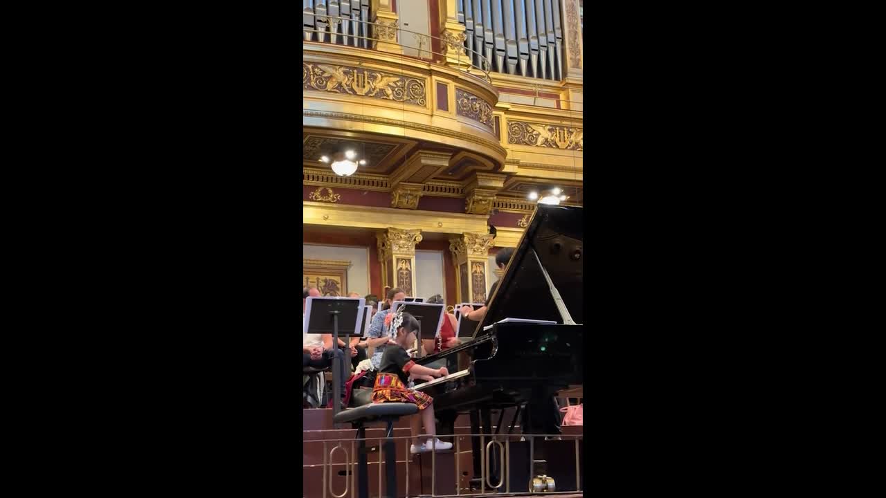 Chinese prodigy, 4, wows audience as she plays piano at Vienna’s Golden ...