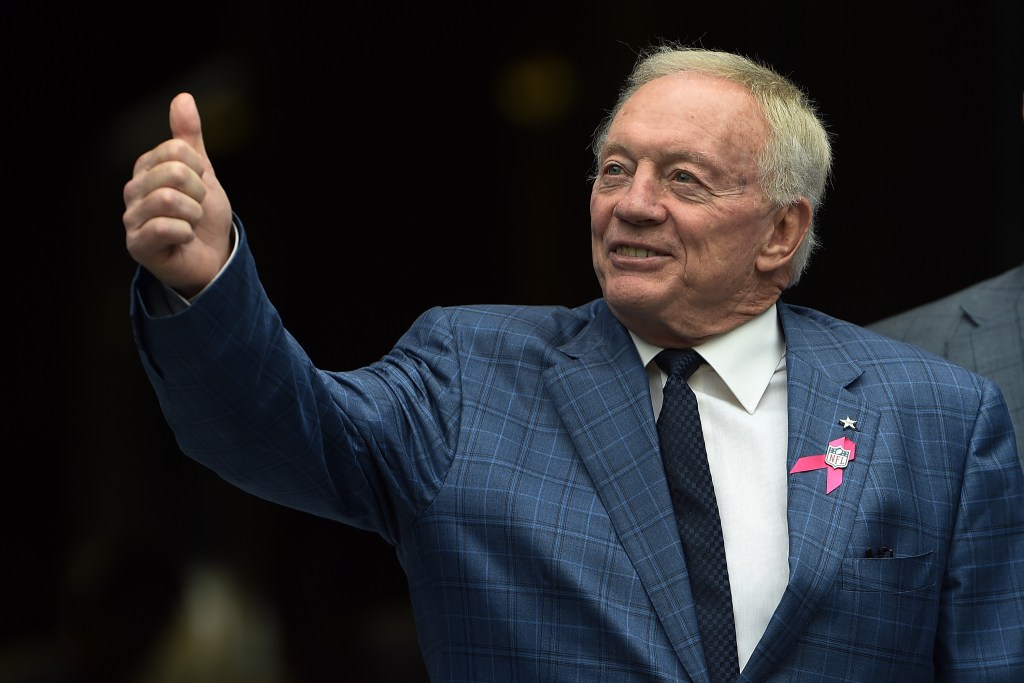 Jerry Jones gives baffling explanation on why he flipped off Jets fans ...
