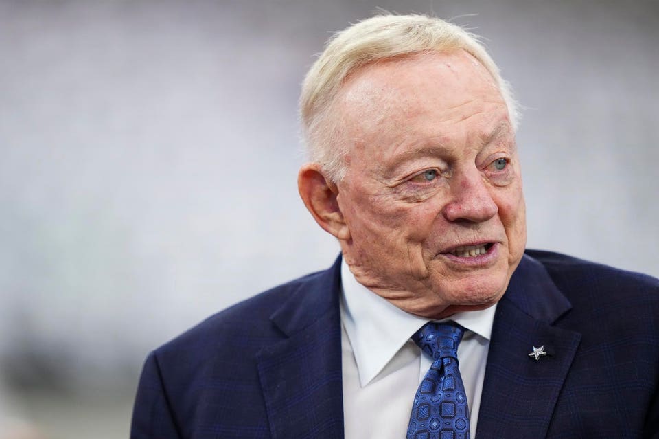 Cowboys Owner Jerry Jones Fined $250,000 For Flashing Middle Finger