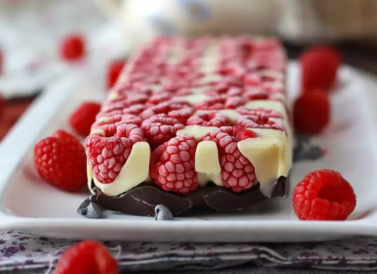 Franui-style chocolate bar with raspberries, white and dark chocolate!