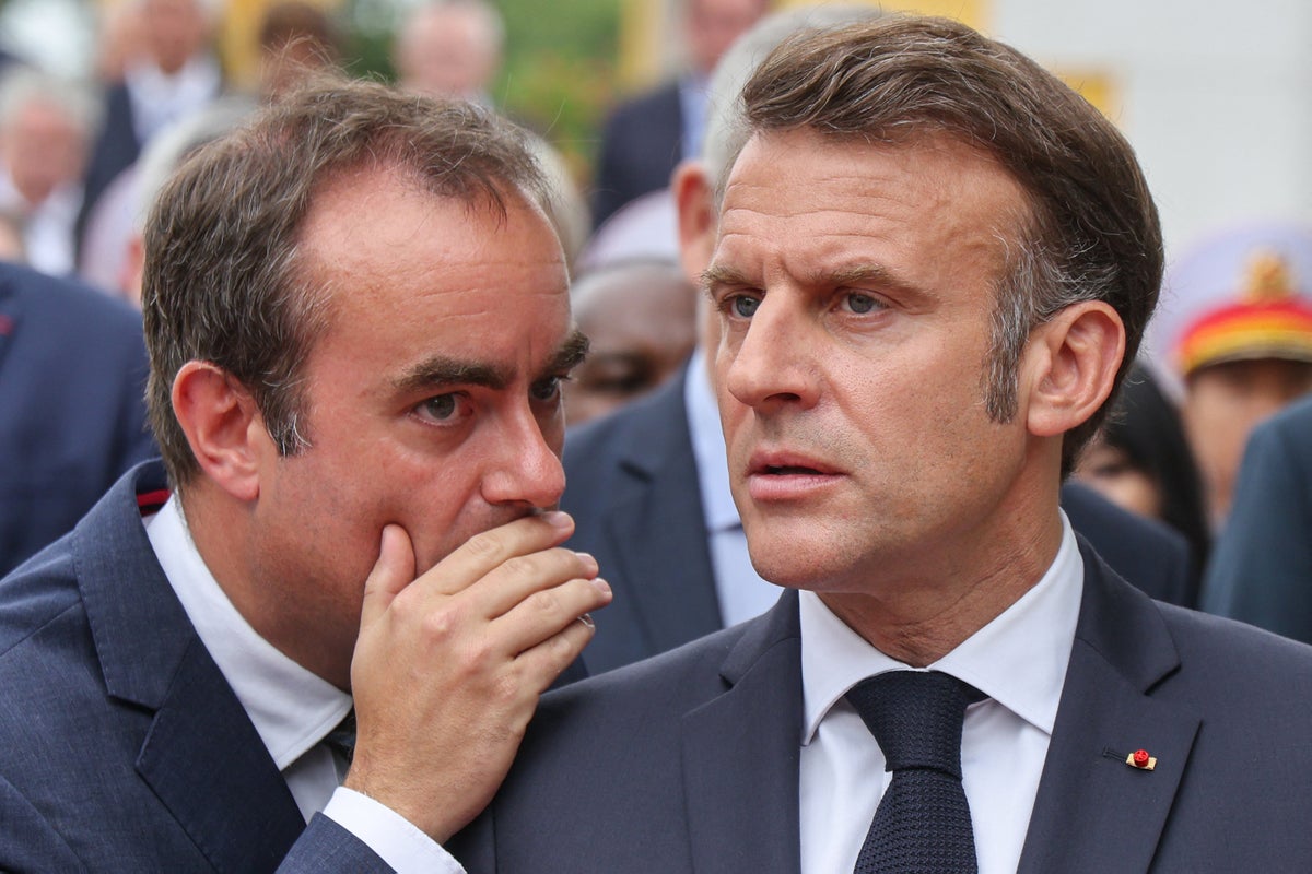 Growing calls for Emmanuel Macron to resign over crisis