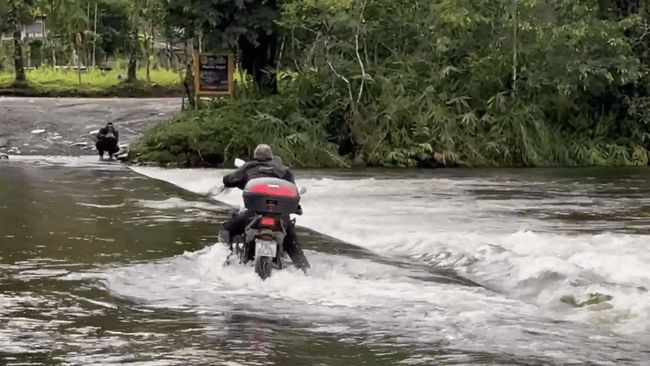 Biker Takes Unexpected Dip While Trying to Cross 'Inverted Bridge' in ...