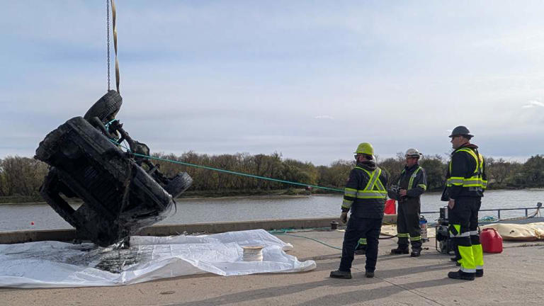 Salvage operation pulls vehicles from Red River near Selkirk