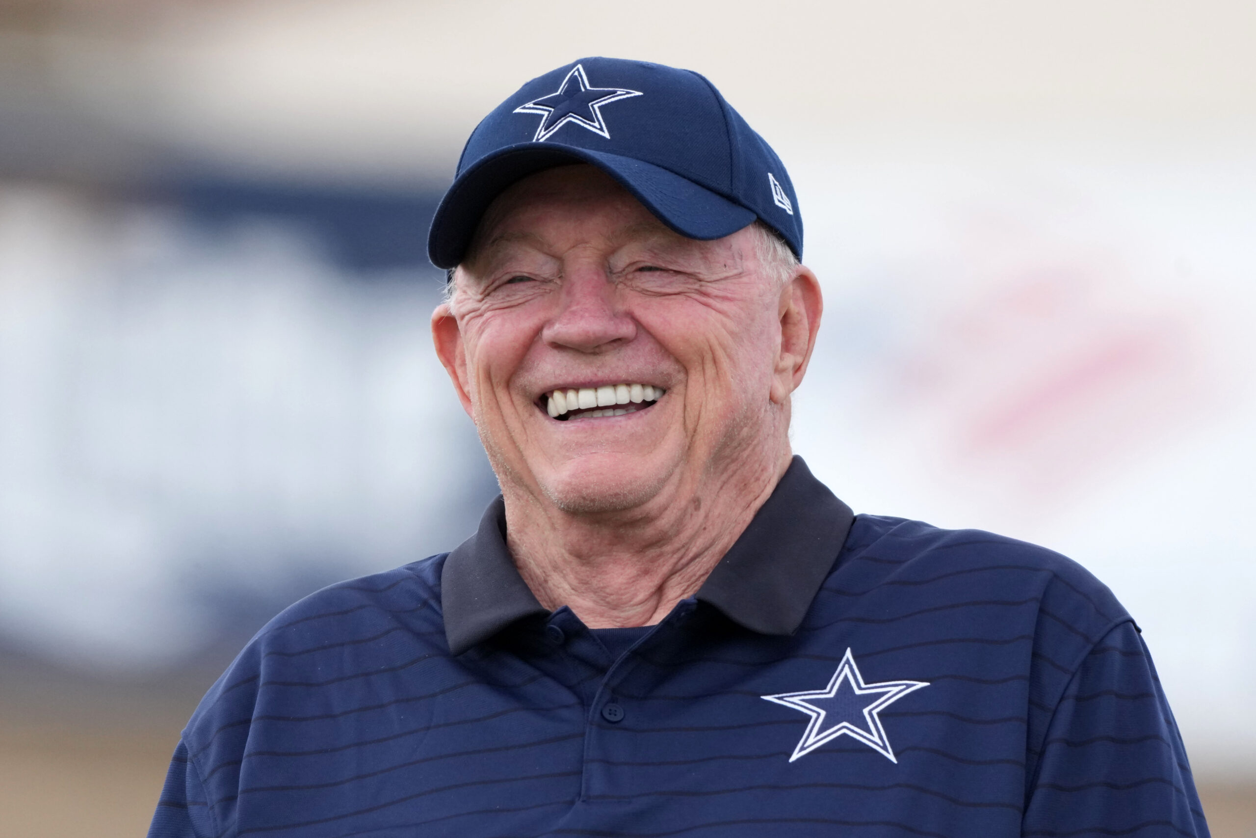 Cowboys’ Jerry Jones gets massive fine for flashing middle finger at ...